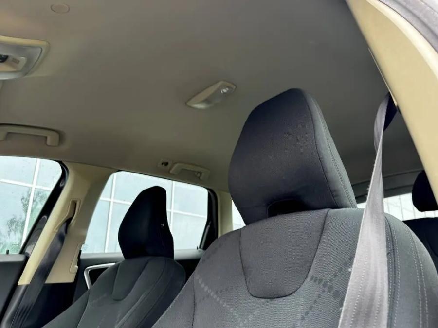 Pelēks Volvo XC60 2012 Rēzekne, ar dzinēja tilpumu 2.00 L un nobraukumu 257 tūkst. km par 8900 €, foto 16 vietnē AUTOMOTO.COM.LV