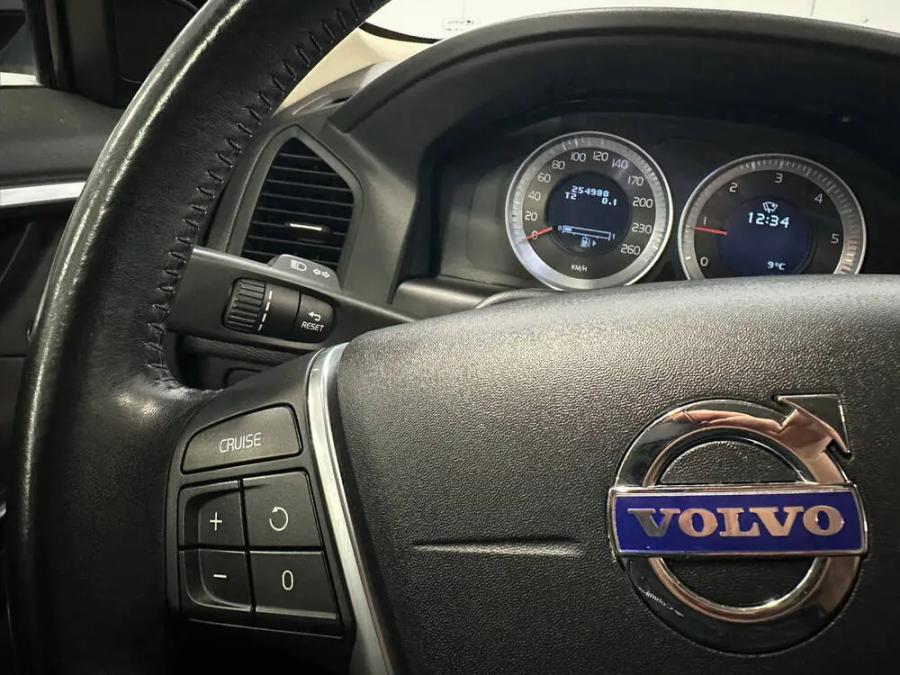 Pelēks Volvo XC60 2012 Jūrmala, ar dzinēja tilpumu 2.00 L un nobraukumu 254 tūkst. km par 9990 €, foto 35 vietnē AUTOMOTO.COM.LV