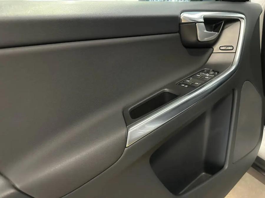 Pelēks Volvo XC60 2012 Jūrmala, ar dzinēja tilpumu 2.00 L un nobraukumu 254 tūkst. km par 9990 €, foto 39 vietnē AUTOMOTO.COM.LV