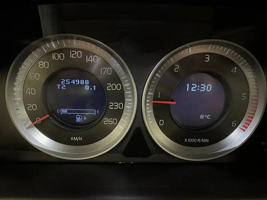 Pelēks Volvo XC60 2012 Jūrmala, ar dzinēja tilpumu 2.00 L un nobraukumu 254 tūkst. km par 9990 €, foto 50 vietnē AUTOMOTO.COM.LV