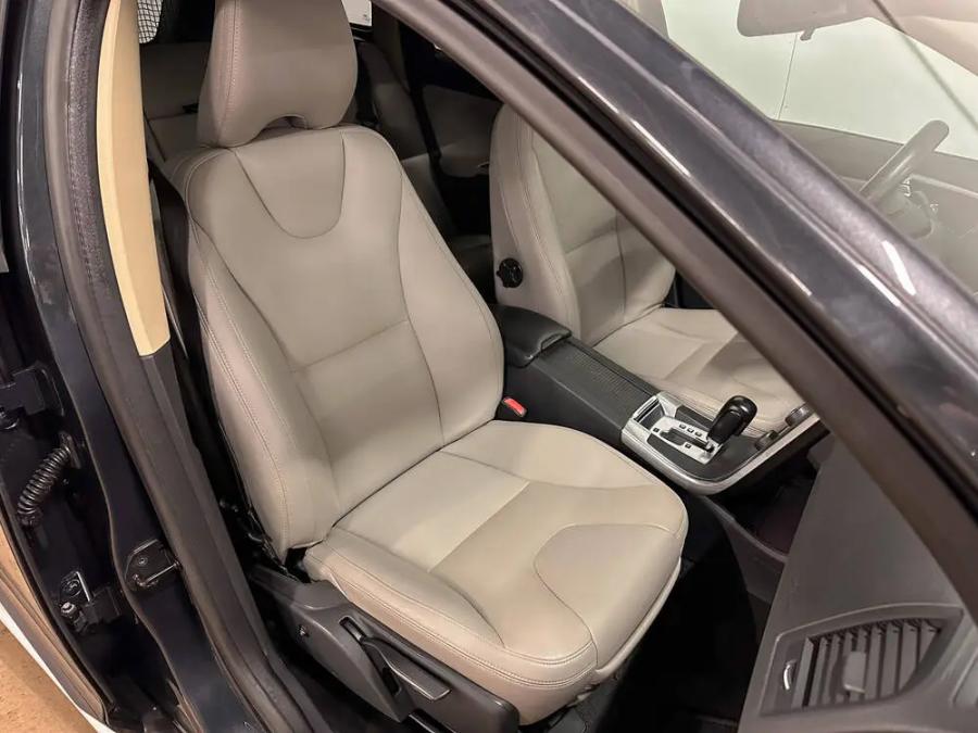 Pelēks Volvo XC60 2012 Jūrmala, ar dzinēja tilpumu 2.00 L un nobraukumu 302 tūkst. km par 10450 €, foto 22 vietnē AUTOMOTO.COM.LV