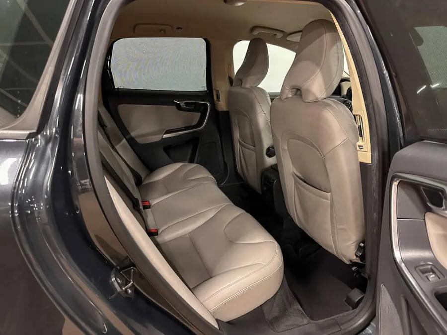 Pelēks Volvo XC60 2012 Jūrmala, ar dzinēja tilpumu 2.00 L un nobraukumu 302 tūkst. km par 10450 €, foto 24 vietnē AUTOMOTO.COM.LV