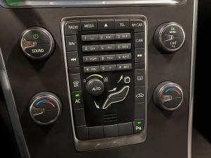 Pelēks Volvo XC60 2012 Jūrmala, ar dzinēja tilpumu 2.00 L un nobraukumu 302 tūkst. km par 10450 €, foto 28 vietnē AUTOMOTO.COM.LV