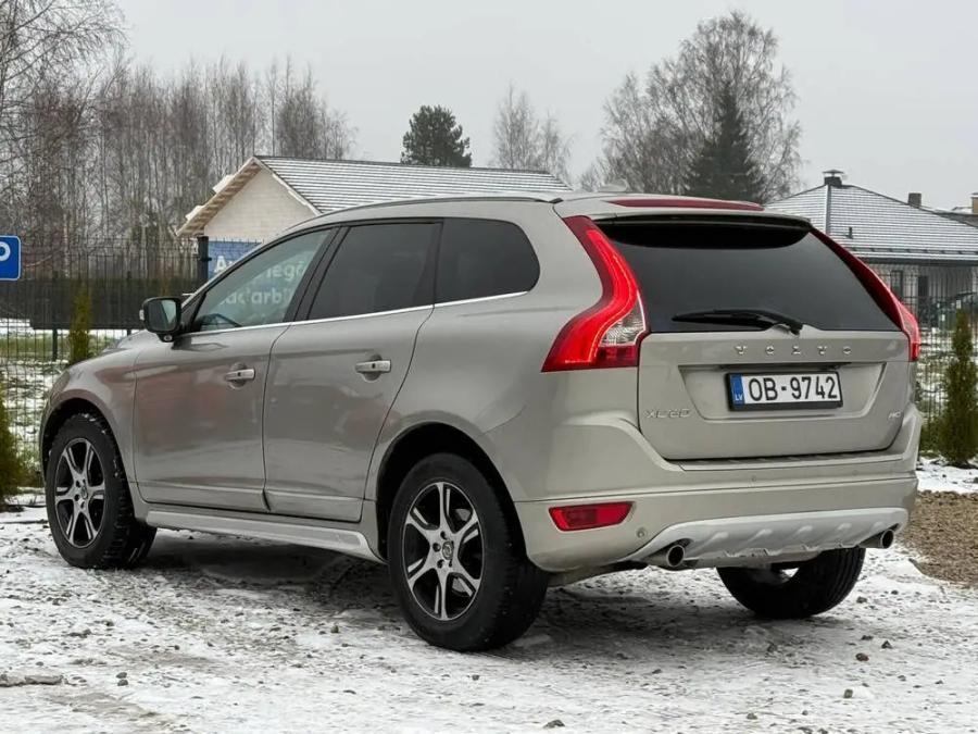 Grey Volvo XC60 2012 in Jelgava, with an engine capacity of 2.40 L and mileage of 276 thousand km for 9250 €, photo 5 on AUTOMOTO.COM.LV