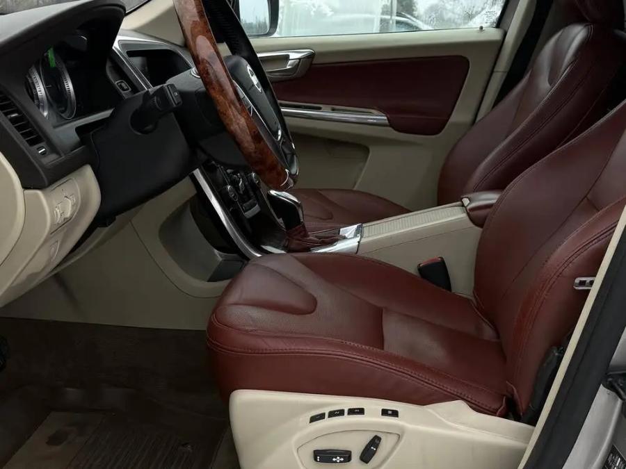 Grey Volvo XC60 2012 in Jelgava, with an engine capacity of 2.40 L and mileage of 276 thousand km for 9250 €, photo 8 on AUTOMOTO.COM.LV