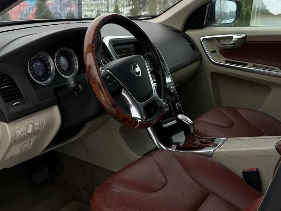 Grey Volvo XC60 2012 in Jelgava, with an engine capacity of 2.40 L and mileage of 276 thousand km for 9250 €, photo 9 on AUTOMOTO.COM.LV