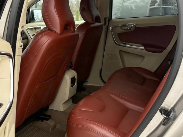 Pelēks Volvo XC60 2012 Jelgava, ar dzinēja tilpumu 2.40 L un nobraukumu 276 tūkst. km par 9250 €, foto 9 vietnē AUTOMOTO.COM.LV