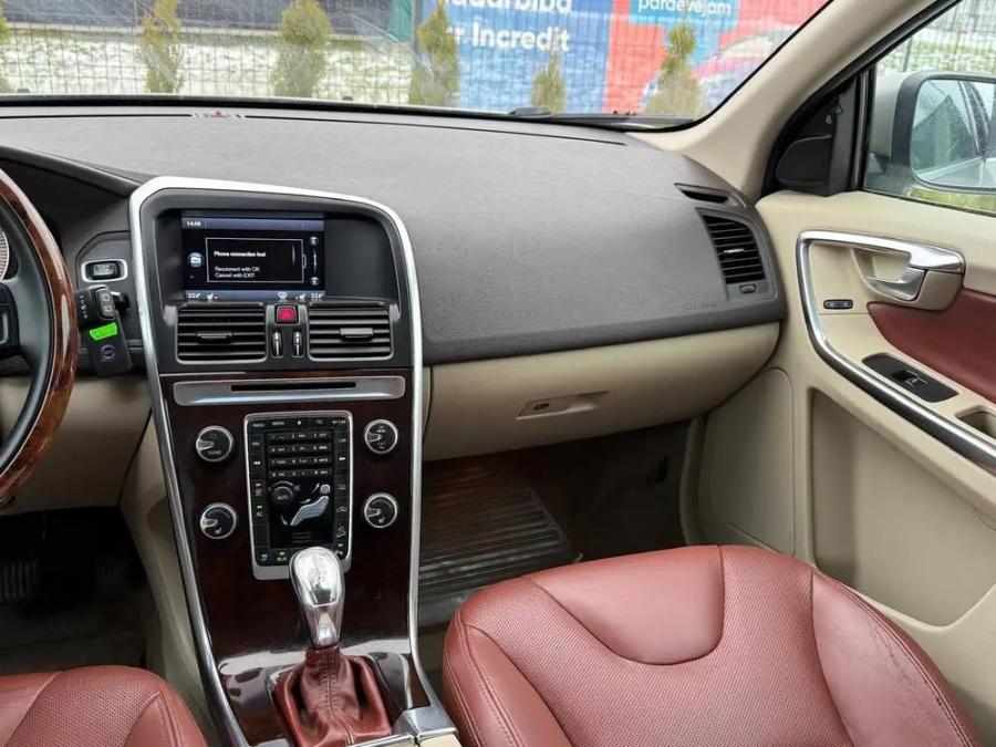 Grey Volvo XC60 2012 in Jelgava, with an engine capacity of 2.40 L and mileage of 276 thousand km for 9250 €, photo 14 on AUTOMOTO.COM.LV