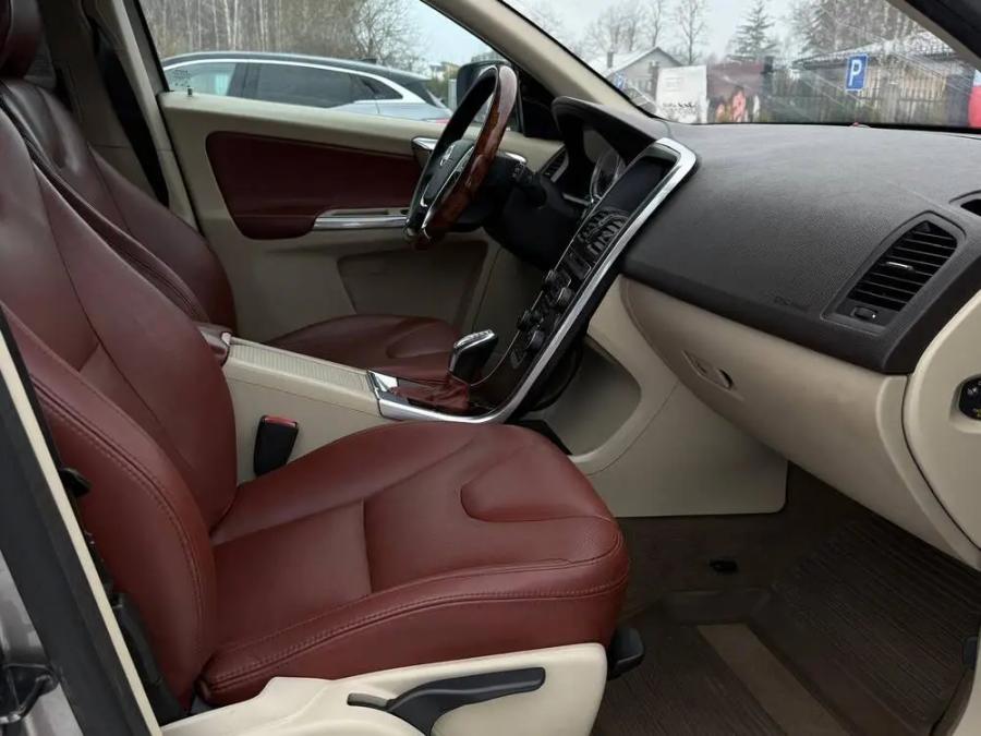Grey Volvo XC60 2012 in Jelgava, with an engine capacity of 2.40 L and mileage of 276 thousand km for 9250 €, photo 15 on AUTOMOTO.COM.LV