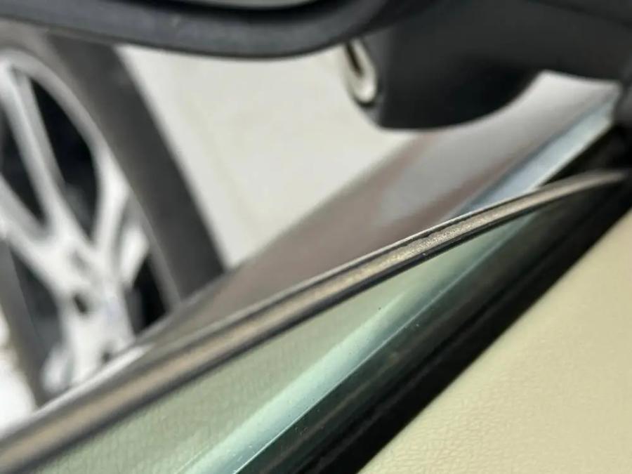 Grey Volvo XC60 2012 in Jelgava, with an engine capacity of 2.40 L and mileage of 276 thousand km for 9250 €, photo 19 on AUTOMOTO.COM.LV
