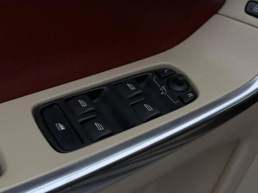Grey Volvo XC60 2012 in Jelgava, with an engine capacity of 2.40 L and mileage of 276 thousand km for 9250 €, photo 20 on AUTOMOTO.COM.LV