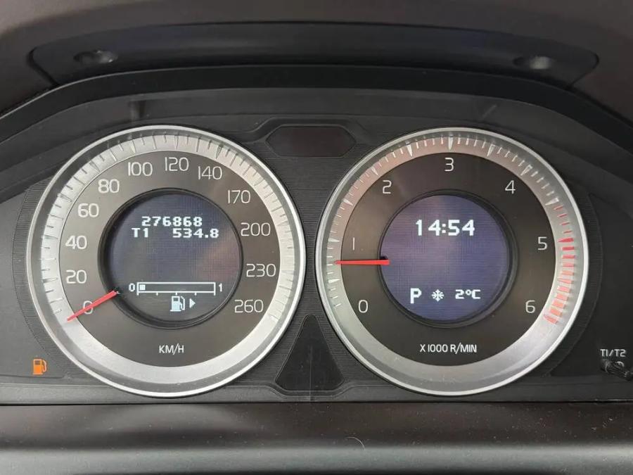 Grey Volvo XC60 2012 in Jelgava, with an engine capacity of 2.40 L and mileage of 276 thousand km for 9250 €, photo 22 on AUTOMOTO.COM.LV