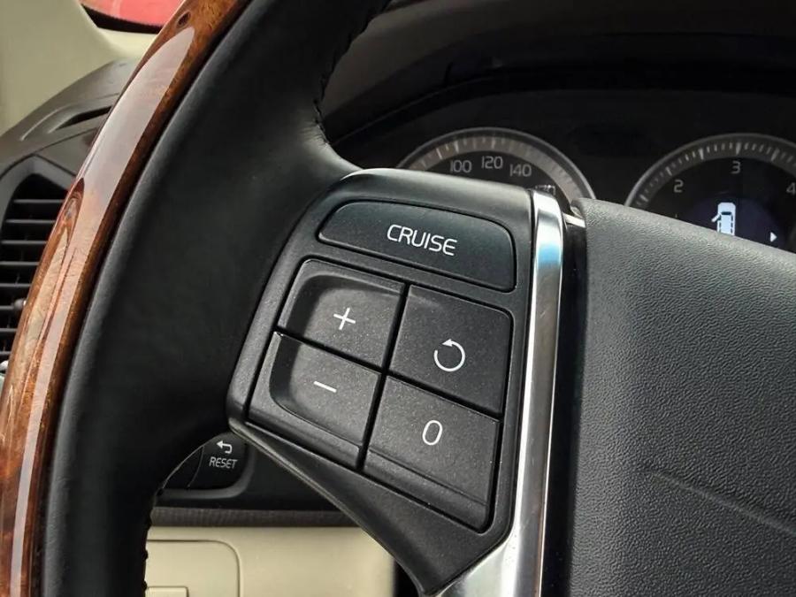 Grey Volvo XC60 2012 in Jelgava, with an engine capacity of 2.40 L and mileage of 276 thousand km for 9250 €, photo 24 on AUTOMOTO.COM.LV