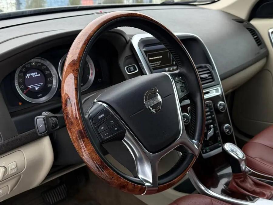 Grey Volvo XC60 2012 in Jelgava, with an engine capacity of 2.40 L and mileage of 276 thousand km for 9250 €, photo 25 on AUTOMOTO.COM.LV