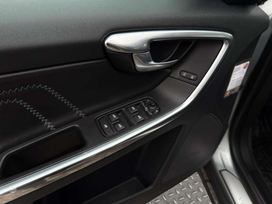 Grey Volvo XC60 2012 in Kaunas, with an engine capacity of 2.00 L and mileage of 273 thousand km for 10999 €, photo 15 on AUTOMOTO.COM.LV