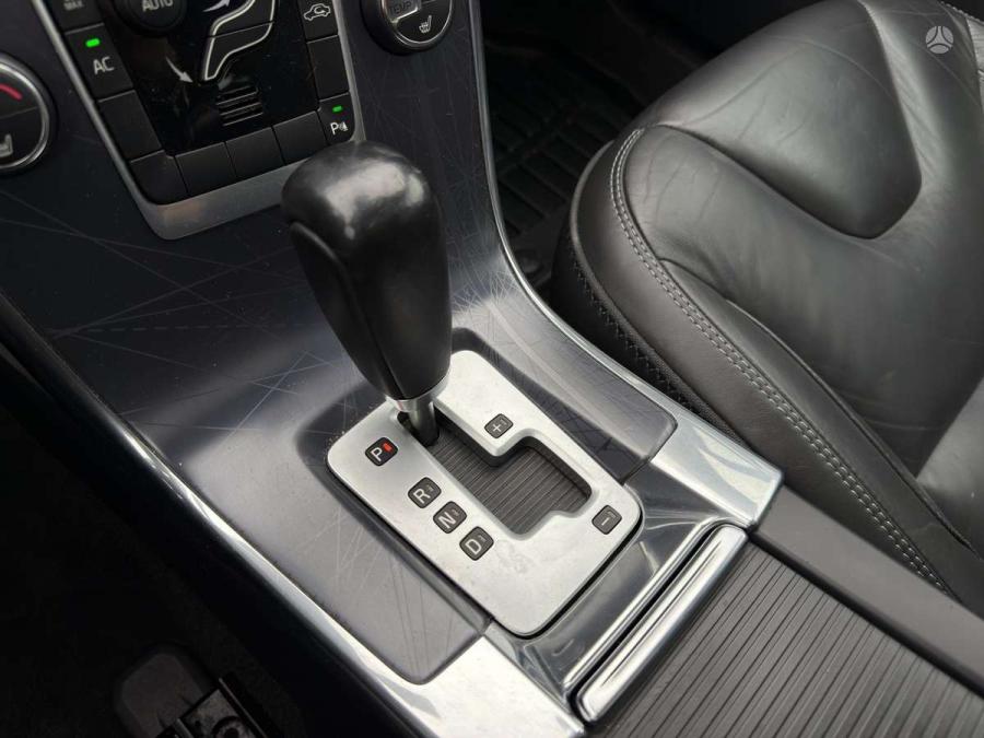 Grey Volvo XC60 2012 in Kaunas, with an engine capacity of 2.00 L and mileage of 273 thousand km for 10999 €, photo 17 on AUTOMOTO.COM.LV