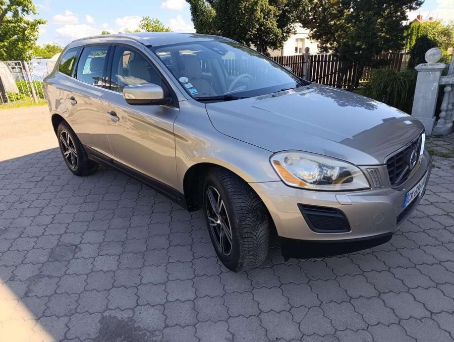 Grey Volvo XC60 2012 in Panevezys, with an engine capacity of 2.40 L and mileage of 204 thousand km for 8400 €, photo 1 on AUTOMOTO.COM.LV