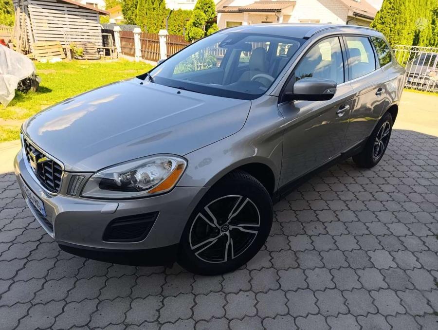 Grey Volvo XC60 2012 in Panevezys, with an engine capacity of 2.40 L and mileage of 204 thousand km for 8400 €, photo 3 on AUTOMOTO.COM.LV
