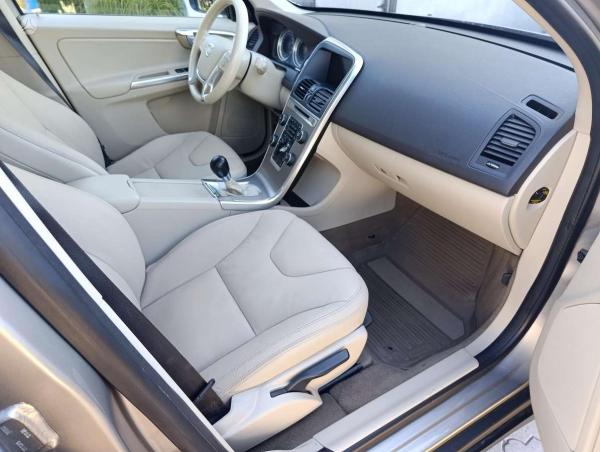 Grey Volvo XC60 2012 in Panevezys, with an engine capacity of 2.40 L and mileage of 204 thousand km for 8400 €, photo 5 on AUTOMOTO.COM.LV
