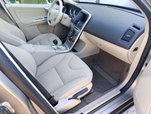 Grey Volvo XC60 2012 in Panevezys, with an engine capacity of 2.40 L and mileage of 204 thousand km for 8400 €, photo 6 on AUTOMOTO.COM.LV