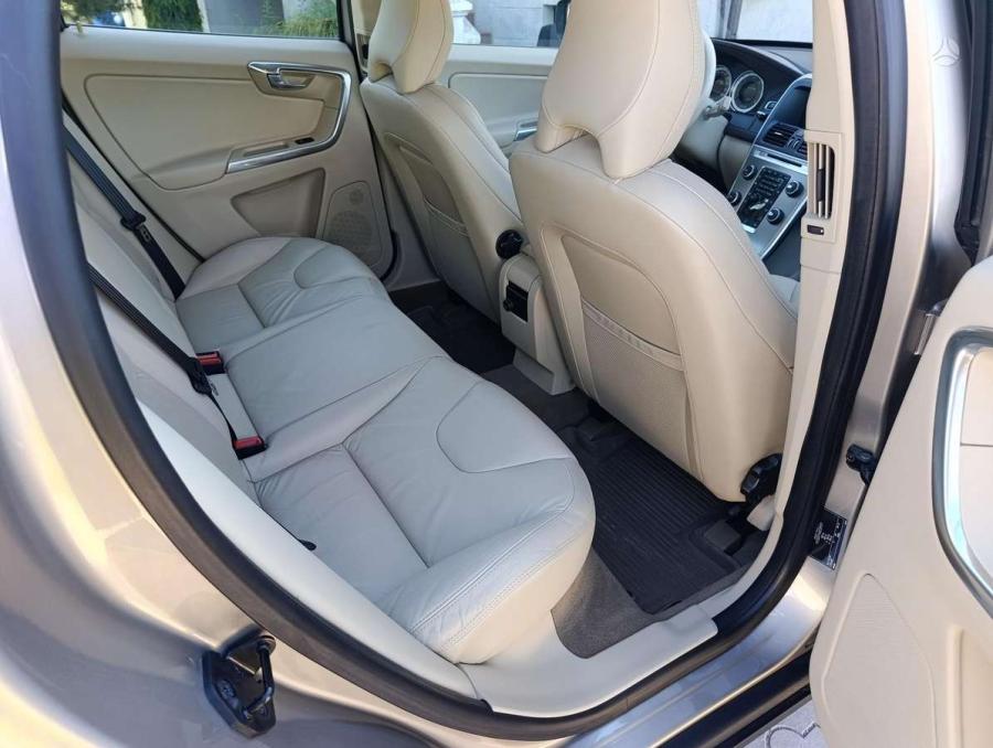 Grey Volvo XC60 2012 in Panevezys, with an engine capacity of 2.40 L and mileage of 204 thousand km for 8400 €, photo 7 on AUTOMOTO.COM.LV