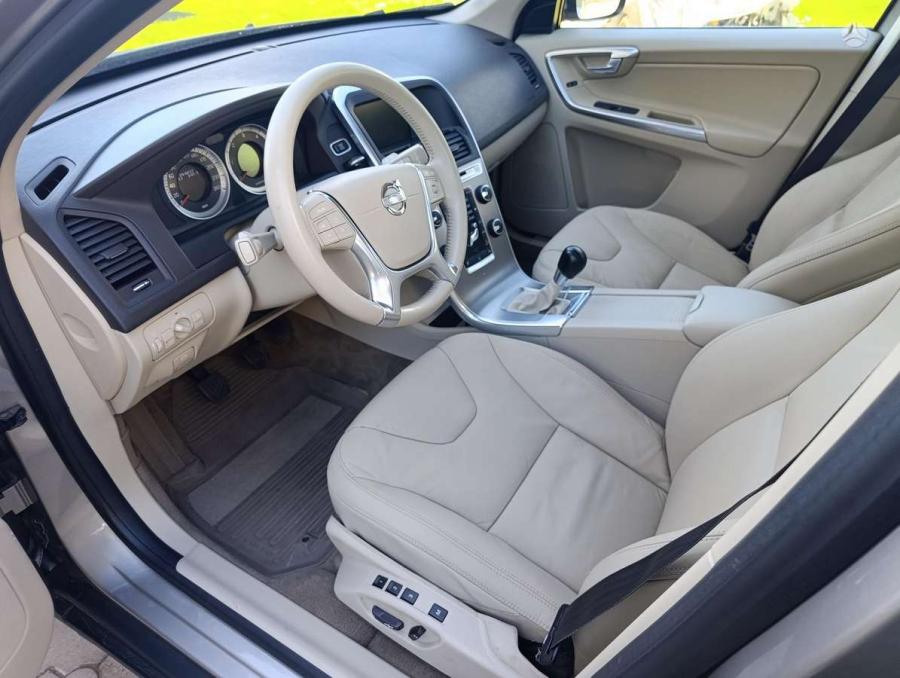 Grey Volvo XC60 2012 in Panevezys, with an engine capacity of 2.40 L and mileage of 204 thousand km for 8400 €, photo 8 on AUTOMOTO.COM.LV