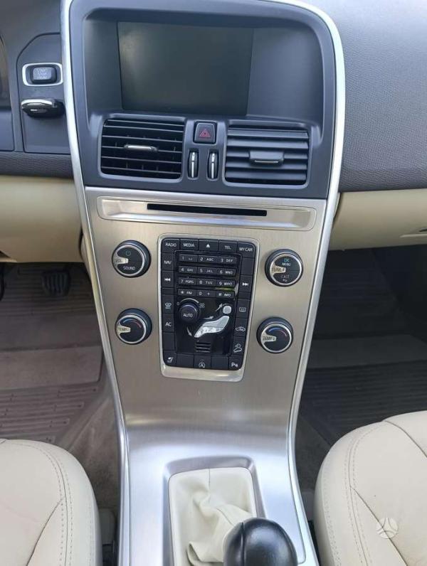 Grey Volvo XC60 2012 in Panevezys, with an engine capacity of 2.40 L and mileage of 204 thousand km for 8400 €, photo 8 on AUTOMOTO.COM.LV