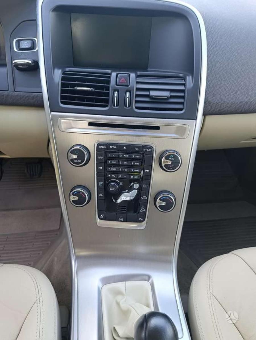 Grey Volvo XC60 2012 in Panevezys, with an engine capacity of 2.40 L and mileage of 204 thousand km for 8400 €, photo 9 on AUTOMOTO.COM.LV