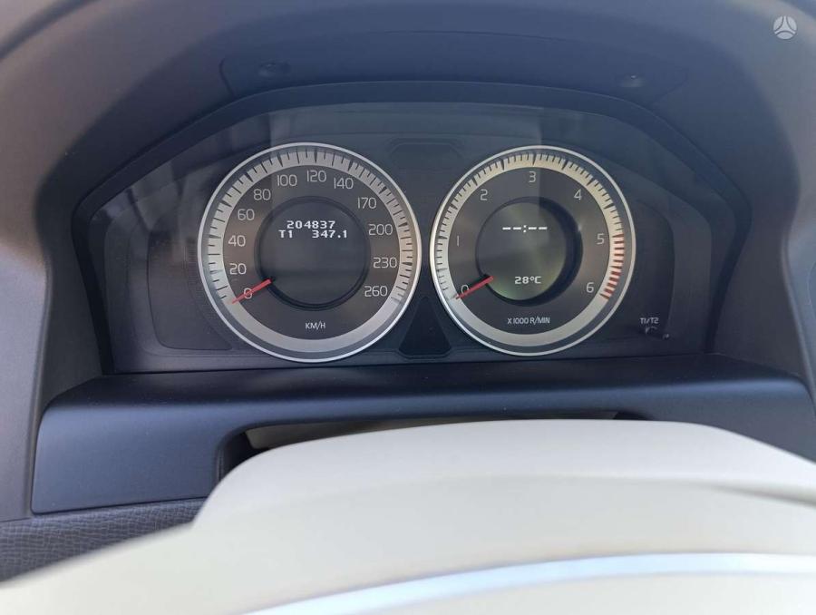 Grey Volvo XC60 2012 in Panevezys, with an engine capacity of 2.40 L and mileage of 204 thousand km for 8400 €, photo 11 on AUTOMOTO.COM.LV