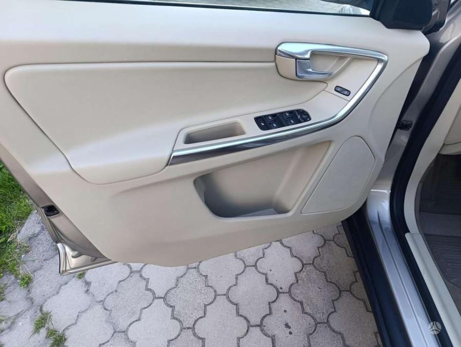 Grey Volvo XC60 2012 in Panevezys, with an engine capacity of 2.40 L and mileage of 204 thousand km for 8400 €, photo 14 on AUTOMOTO.COM.LV