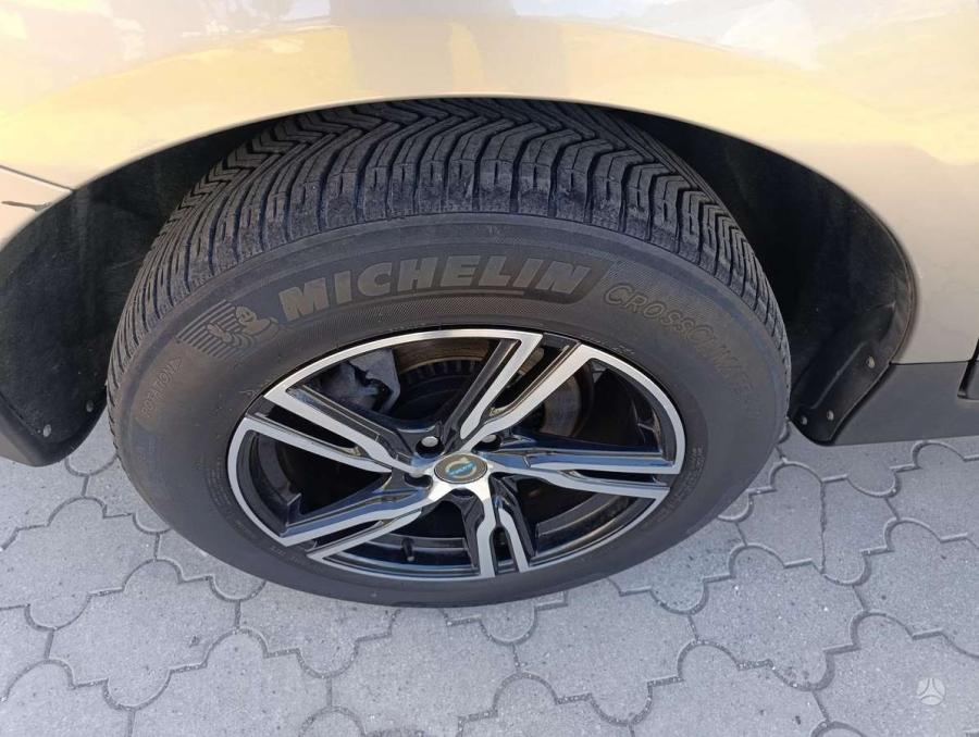 Grey Volvo XC60 2012 in Panevezys, with an engine capacity of 2.40 L and mileage of 204 thousand km for 8400 €, photo 16 on AUTOMOTO.COM.LV