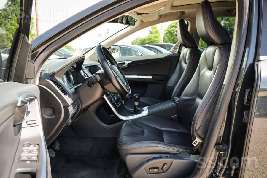 Grey Volvo XC60 2012 in Tukums, with an engine capacity of 2.00 L and mileage of 299 thousand km for 9190 €, photo 7 on AUTOMOTO.COM.LV