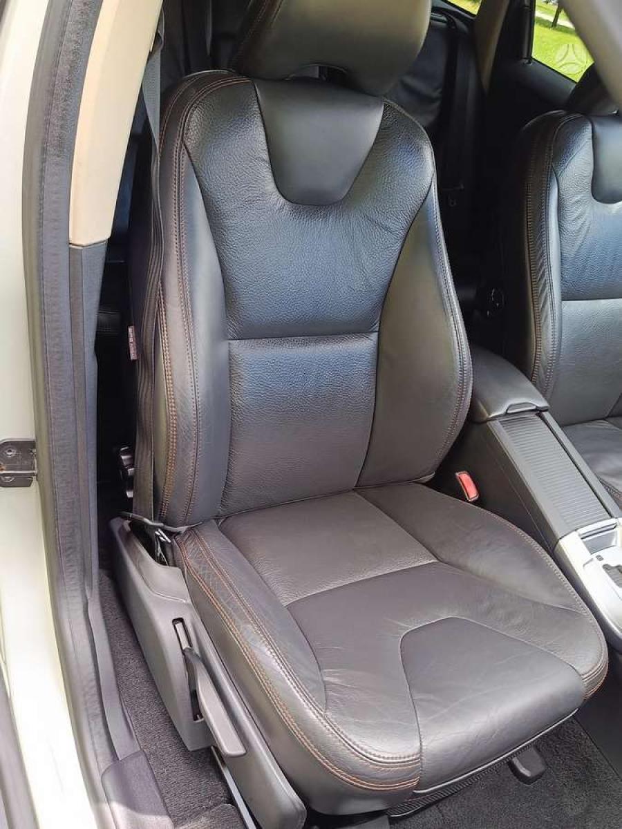 Pelēks Volvo XC60 2012 Šauļi, ar dzinēja tilpumu 1.98 L un nobraukumu 279 tūkst. km par 8950 €, foto 13 vietnē AUTOMOTO.COM.LV