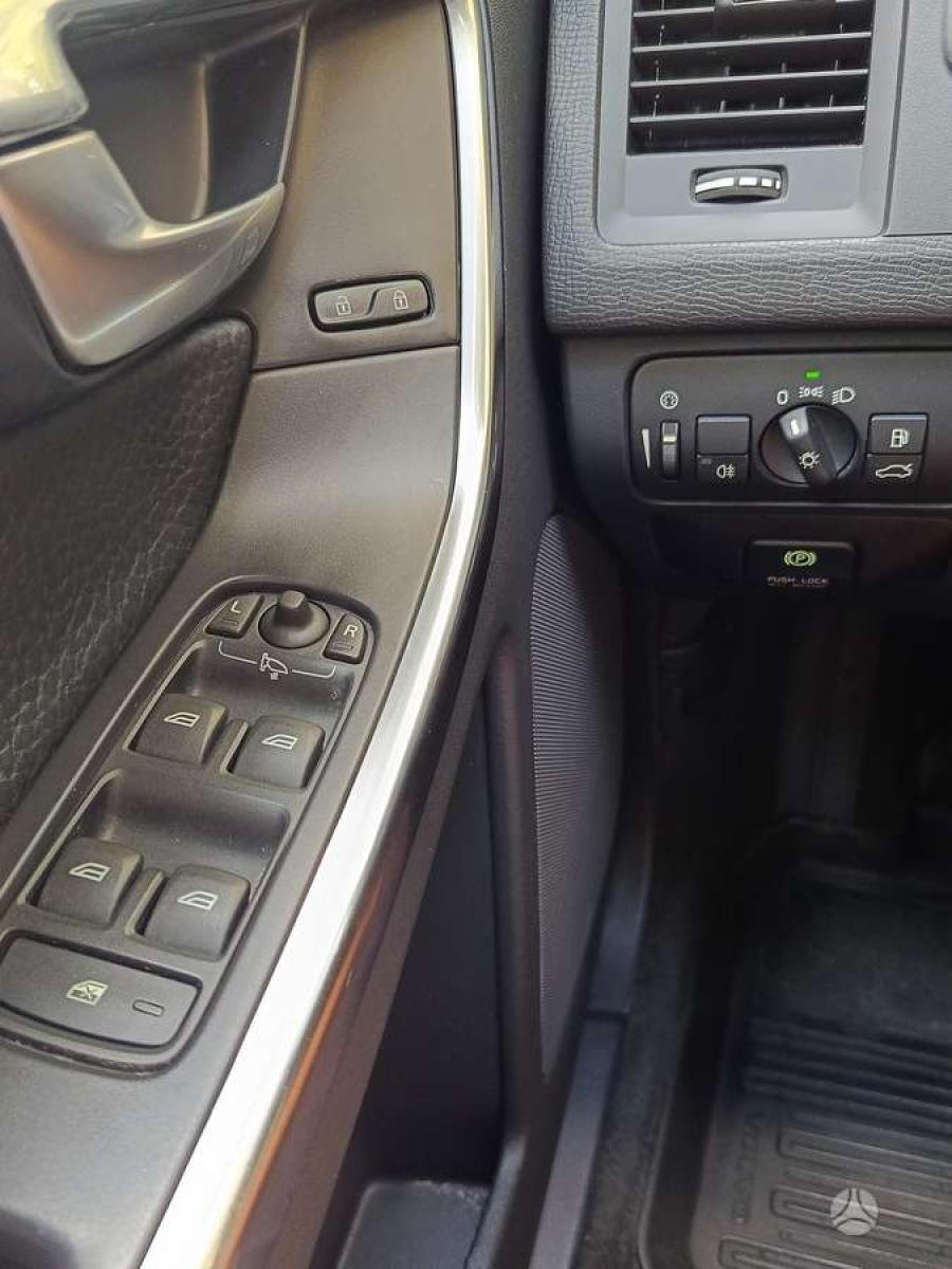 Pelēks Volvo XC60 2012 Šauļi, ar dzinēja tilpumu 1.98 L un nobraukumu 279 tūkst. km par 8950 €, foto 21 vietnē AUTOMOTO.COM.LV