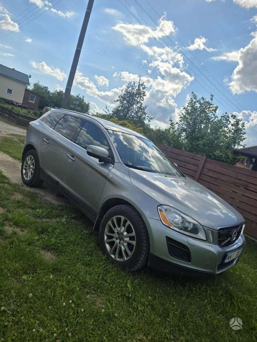 Grey Volvo XC60 2012 in Vilnius, with an engine capacity of 2.40 L and mileage of 344 thousand km for 8500 €, photo 1 on AUTOMOTO.COM.LV