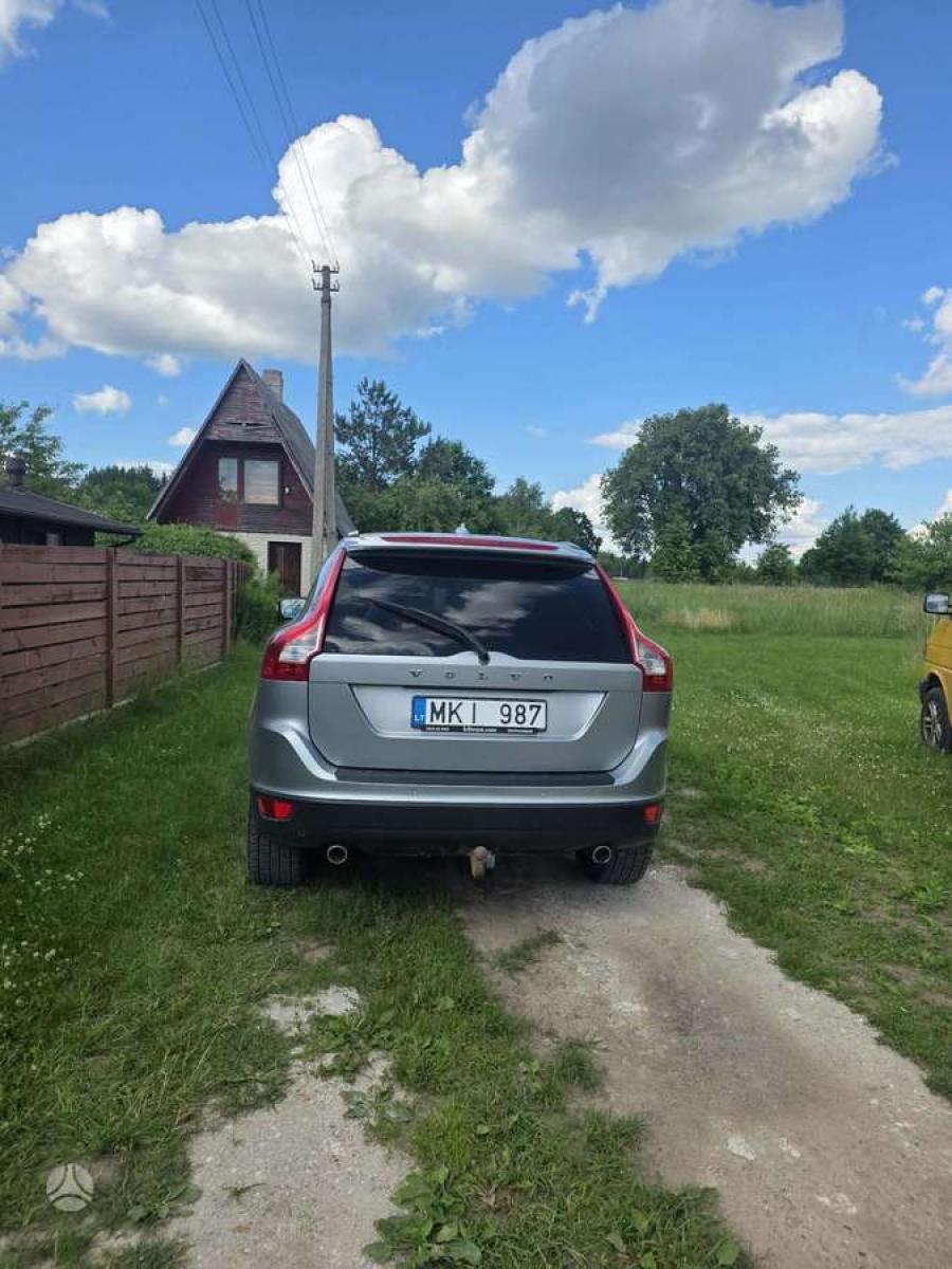 Grey Volvo XC60 2012 in Vilnius, with an engine capacity of 2.40 L and mileage of 344 thousand km for 8500 €, photo 5 on AUTOMOTO.COM.LV