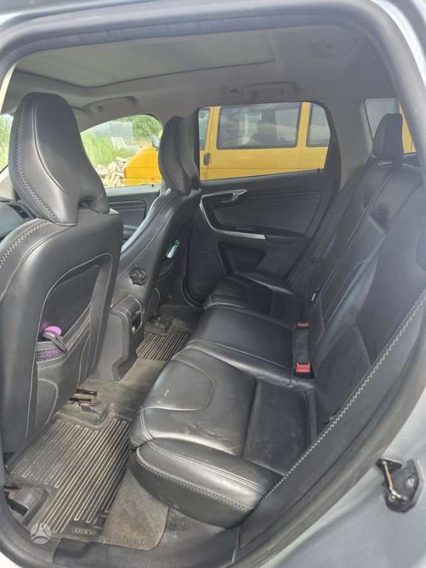 Pelēks Volvo XC60 2012 Viļņa, ar dzinēja tilpumu 2.40 L un nobraukumu 344 tūkst. km par 8500 €, foto 5 vietnē AUTOMOTO.COM.LV
