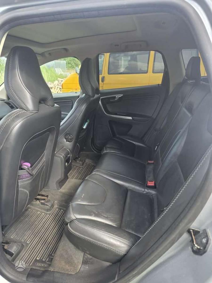 Grey Volvo XC60 2012 in Vilnius, with an engine capacity of 2.40 L and mileage of 344 thousand km for 8500 €, photo 6 on AUTOMOTO.COM.LV