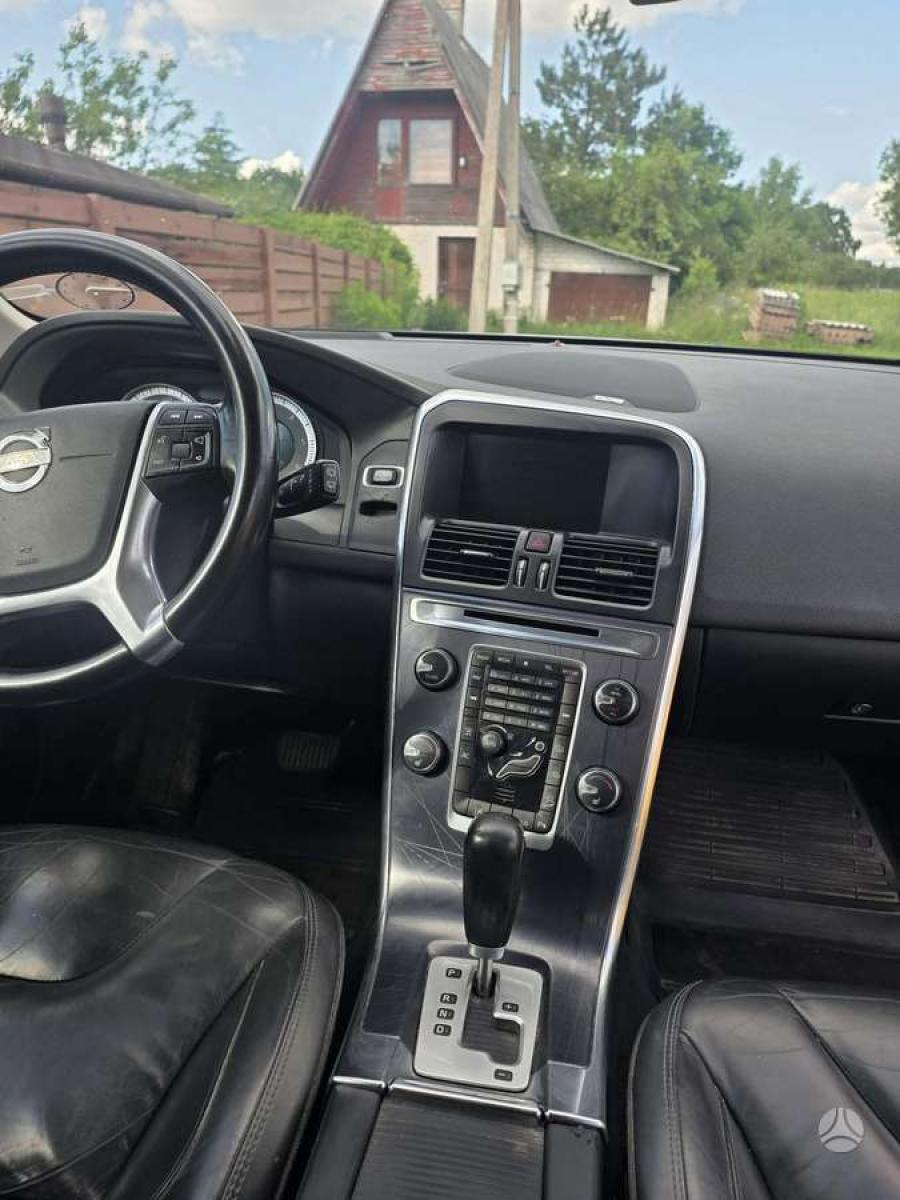 Grey Volvo XC60 2012 in Vilnius, with an engine capacity of 2.40 L and mileage of 344 thousand km for 8500 €, photo 7 on AUTOMOTO.COM.LV