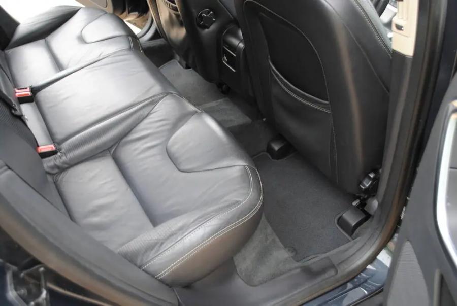 Grey Volvo XC60 2012 in Riga, with an engine capacity of 2.40 L and mileage of 275 thousand km for 10390 €, photo 12 on AUTOMOTO.COM.LV
