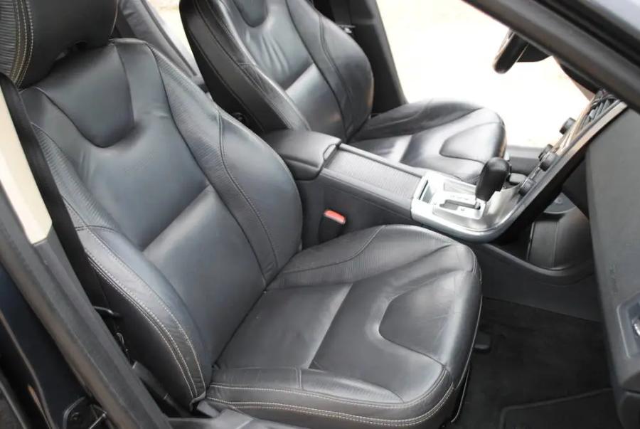 Grey Volvo XC60 2012 in Riga, with an engine capacity of 2.40 L and mileage of 275 thousand km for 10390 €, photo 13 on AUTOMOTO.COM.LV