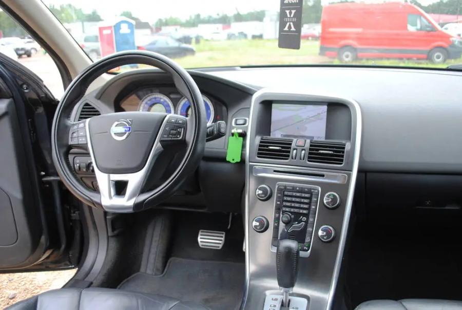 Grey Volvo XC60 2012 in Riga, with an engine capacity of 2.40 L and mileage of 275 thousand km for 10390 €, photo 14 on AUTOMOTO.COM.LV