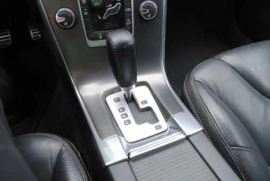 Grey Volvo XC60 2012 in Riga, with an engine capacity of 2.40 L and mileage of 275 thousand km for 10390 €, photo 17 on AUTOMOTO.COM.LV