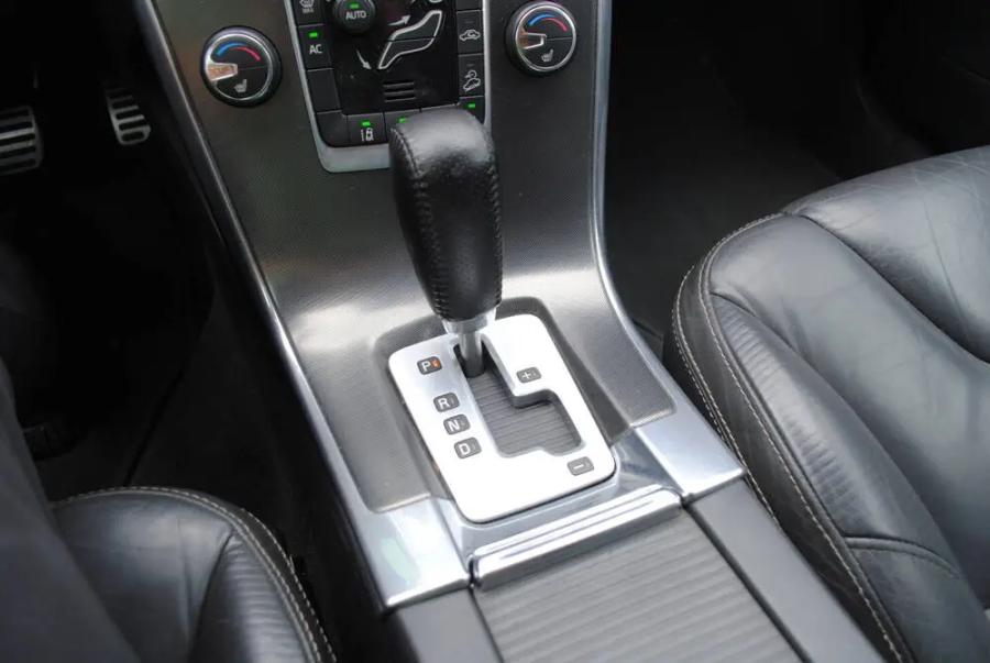 Grey Volvo XC60 2012 in Riga, with an engine capacity of 2.40 L and mileage of 275 thousand km for 10390 €, photo 17 on AUTOMOTO.COM.LV