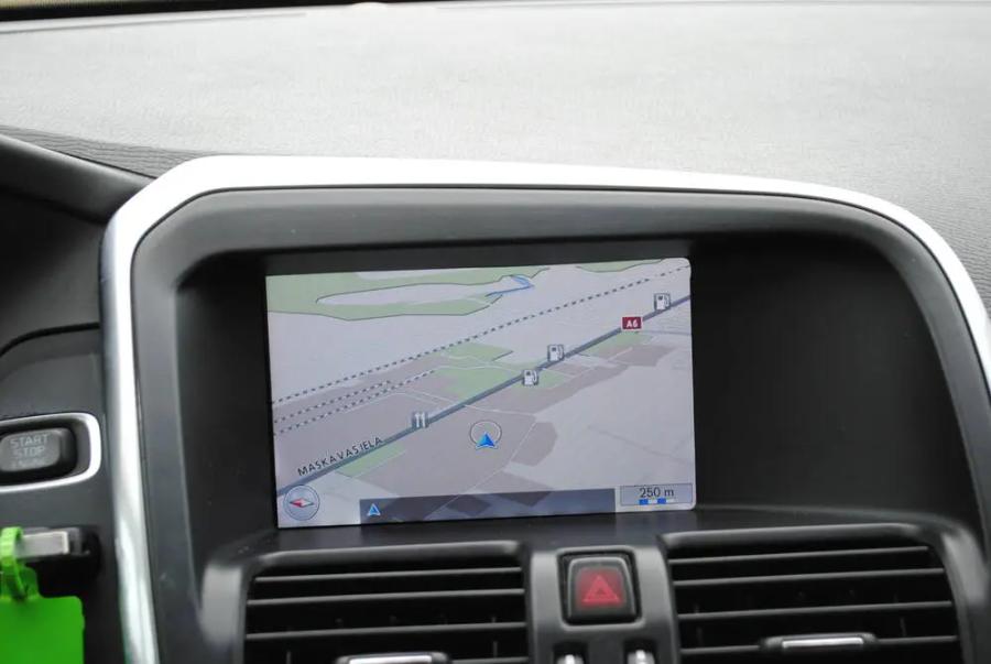 Grey Volvo XC60 2012 in Riga, with an engine capacity of 2.40 L and mileage of 275 thousand km for 10390 €, photo 21 on AUTOMOTO.COM.LV
