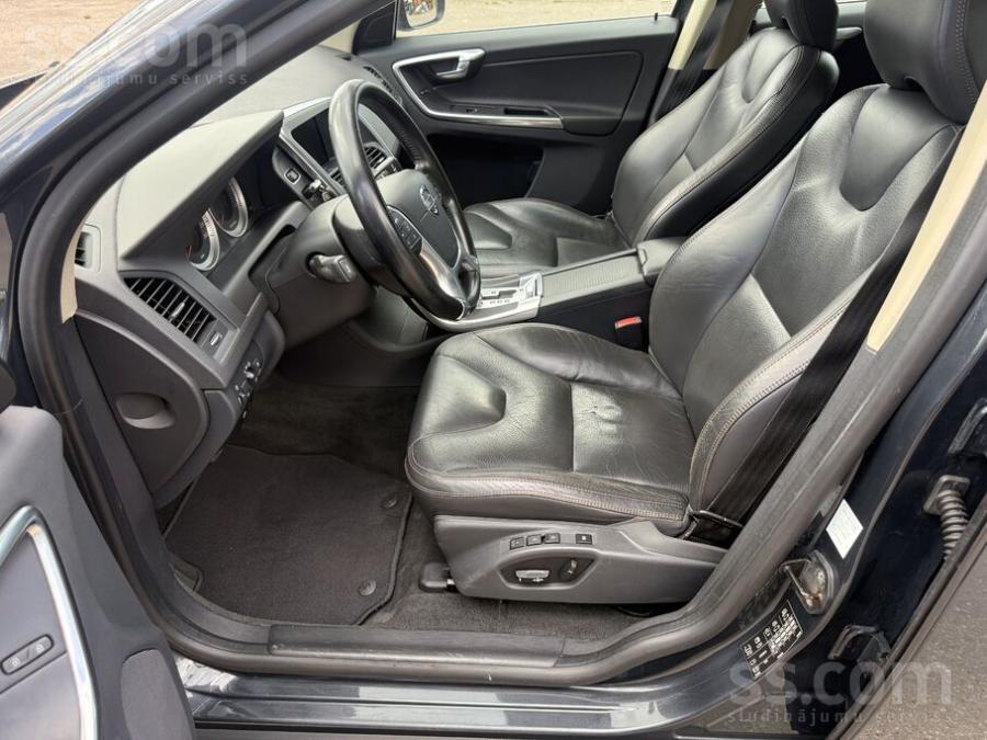 Grey Volvo XC60 2012 in Riga, with an engine capacity of 2.40 L and mileage of 292 thousand km for 9280 €, photo 10 on AUTOMOTO.COM.LV