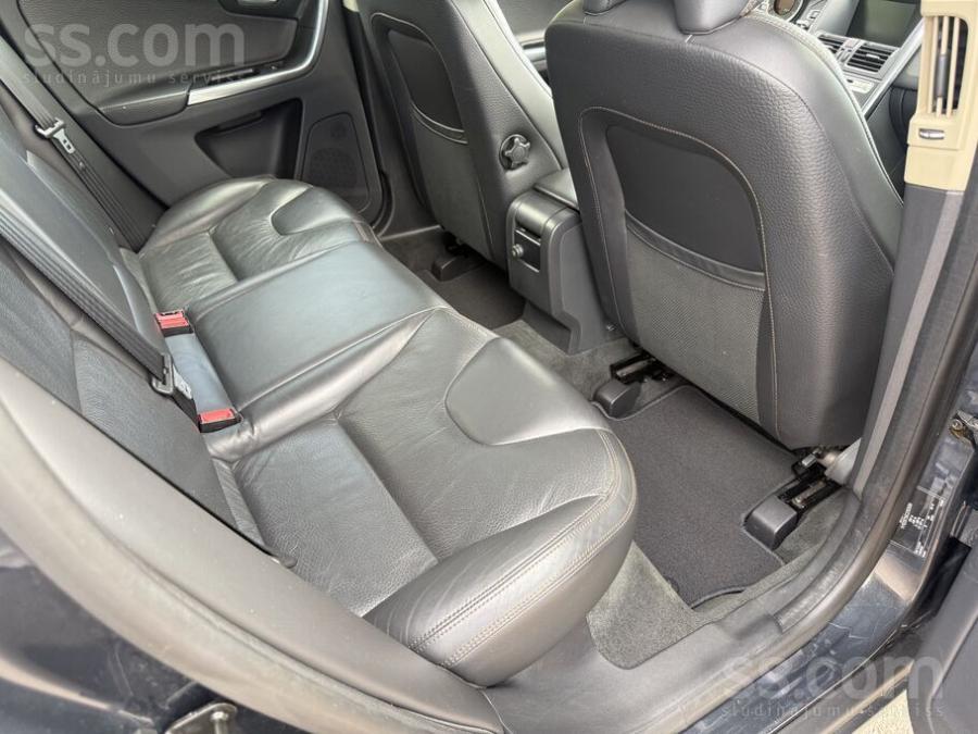 Grey Volvo XC60 2012 in Riga, with an engine capacity of 2.40 L and mileage of 292 thousand km for 9280 €, photo 14 on AUTOMOTO.COM.LV