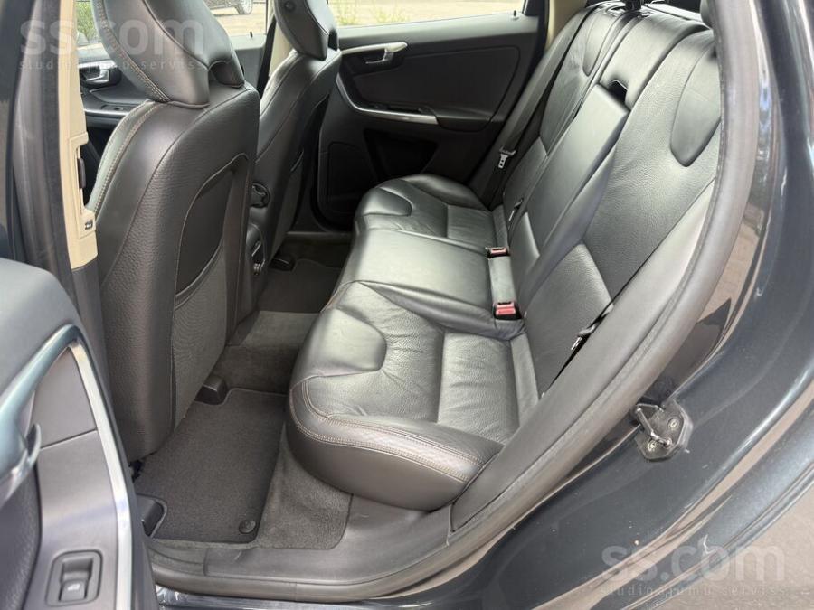 Grey Volvo XC60 2012 in Riga, with an engine capacity of 2.40 L and mileage of 292 thousand km for 9280 €, photo 15 on AUTOMOTO.COM.LV
