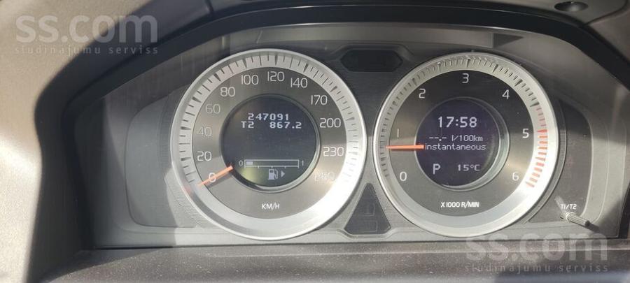 Pelēks Volvo XC60 2012 Daugavpils, ar dzinēja tilpumu 2.40 L un nobraukumu 247 tūkst. km par 9700 €, foto 5 vietnē AUTOMOTO.COM.LV