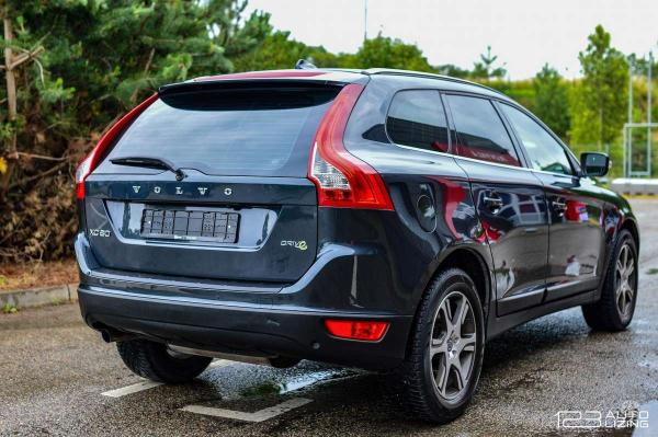 Grey Volvo XC60 2012 in Kretinga, with an engine capacity of 2.00 L and mileage of 347 thousand km for 7599 €, photo 6 on AUTOMOTO.COM.LV